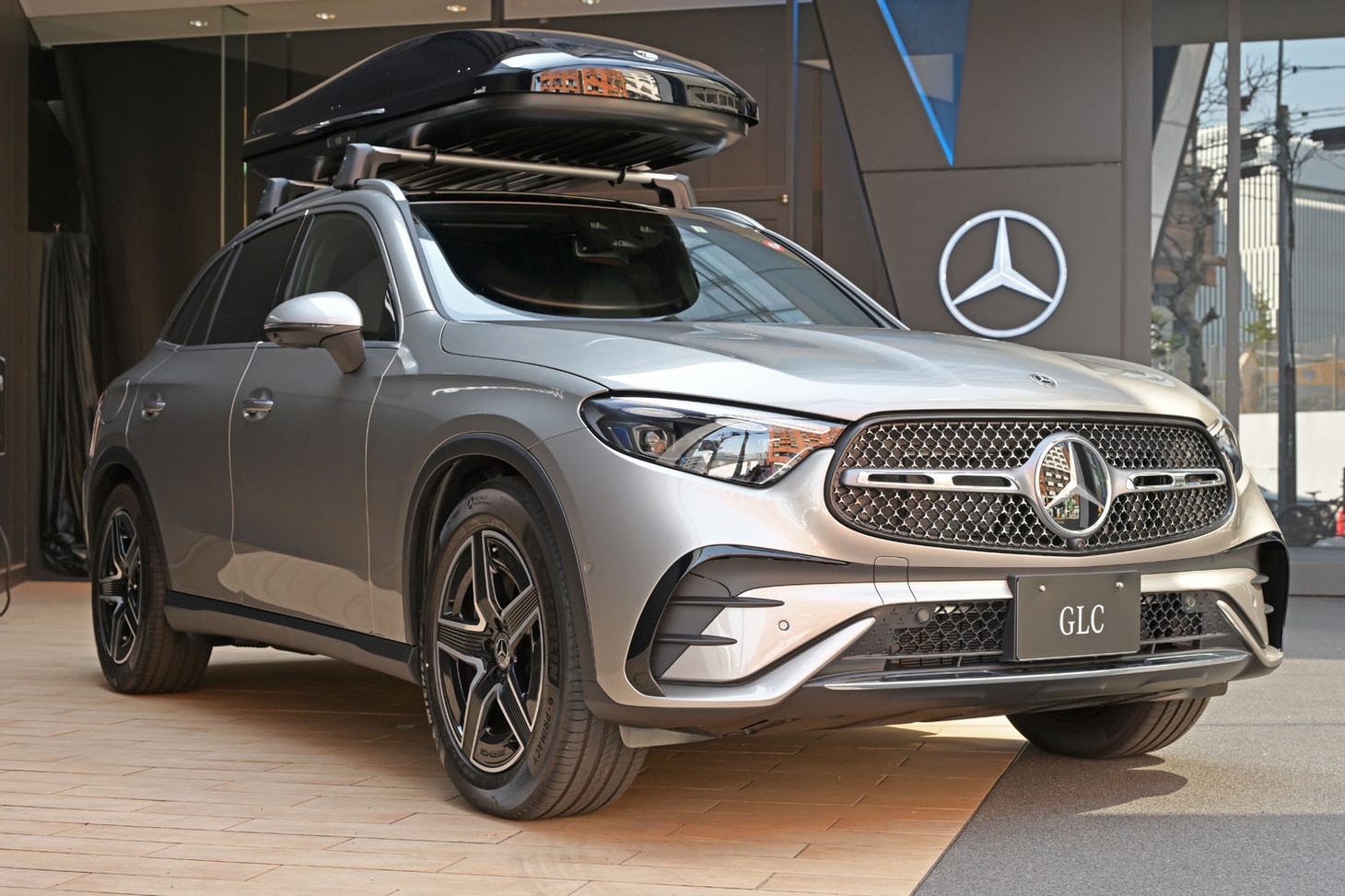 新型「メルセデス・ベンツGLC」発表会の会場から 内装・外装など21枚 【画像・写真】 - webCG