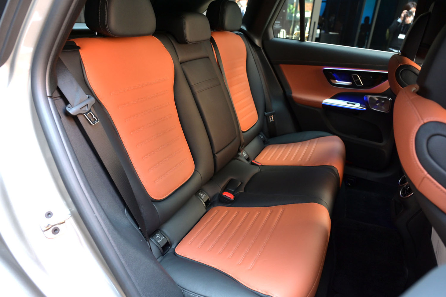 新型「メルセデス・ベンツGLC」発表会の会場から 内装・外装など21枚 【画像・写真】 - webCG