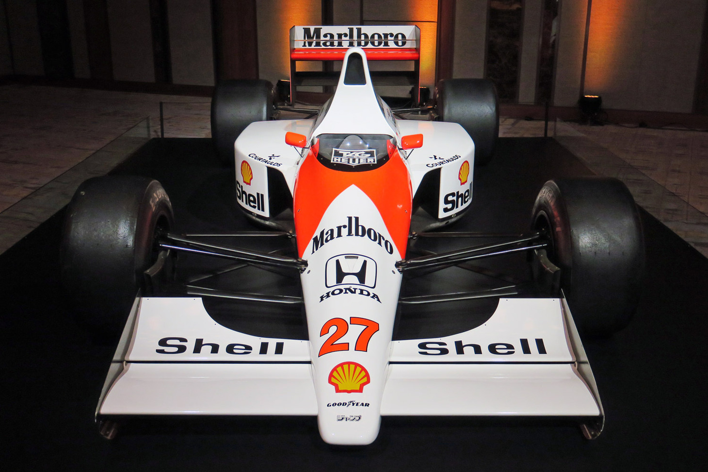 マクラーレン創立60周年記念展示の会場より（マクラーレンMP4/4、MP4/5B） ビジュアル40枚 【画像・写真】 - webCG