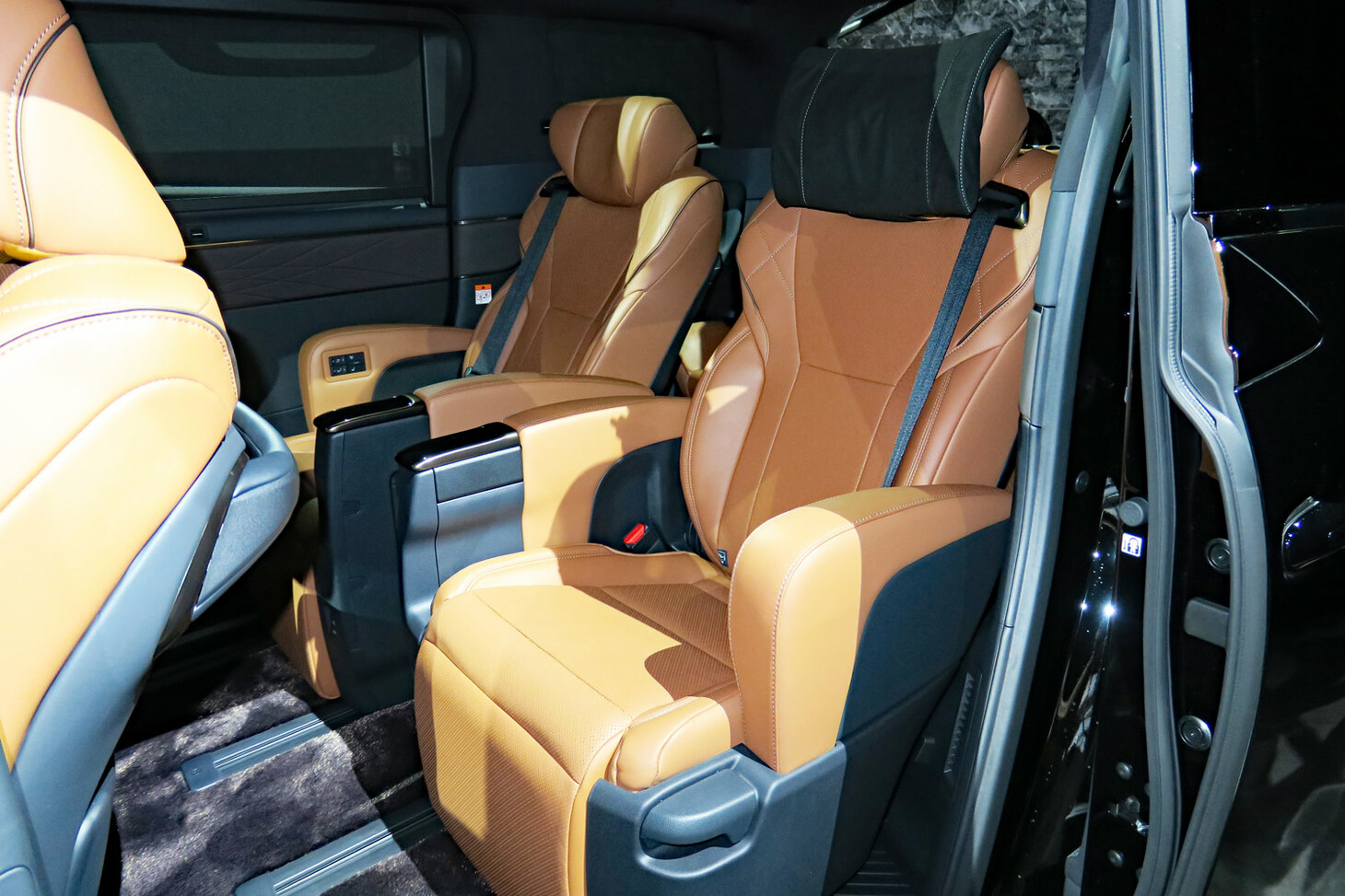 トヨタ・アルファード エグゼクティブラウンジ／ヴェルファイアZプレミア 内装・外装など77枚 【画像・写真】 - webCG