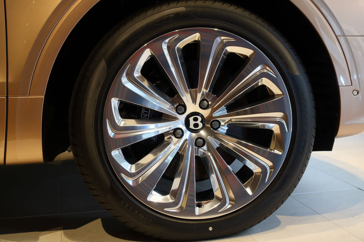 ベントレー・ベンテイガEWBアズール ファーストエディション 内装・外装など65枚 【画像・写真】 - webCG