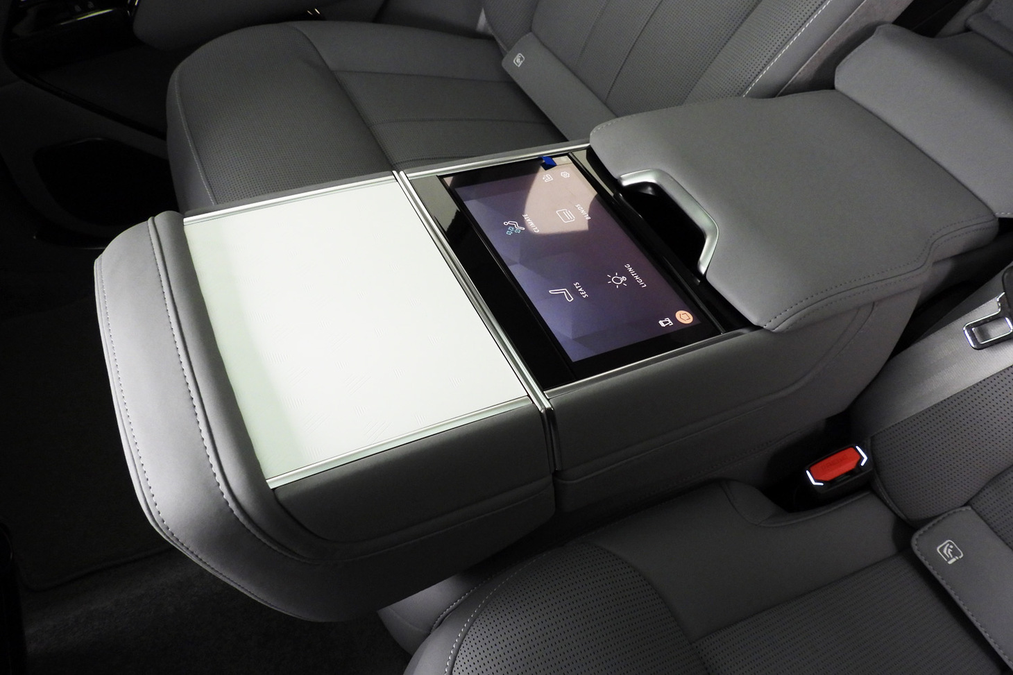 レンジローバーSVビスポーク バルモラルエディション 内装・外装など45枚 【画像・写真】 - webCG