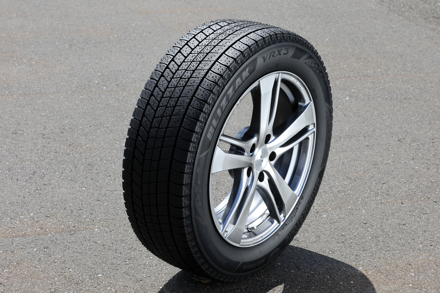 触れて実感 走って納得！ BRIDGESTONE BLIZZAK VRX3の真価と実力 【2022-2023 Winter webCGタイヤセレクション＜AD＞】 - webCG