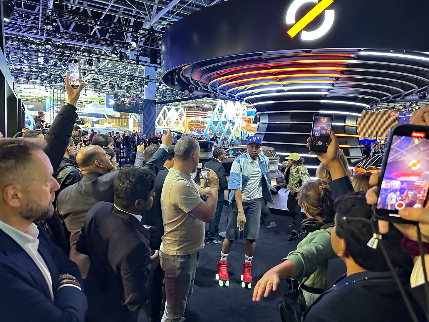 大矢アキオの「パリモーターショー2024」探訪記 ぎこちない「いいね」とTikTok 3人娘 ビジュアル22枚 【画像・写真】 - webCG