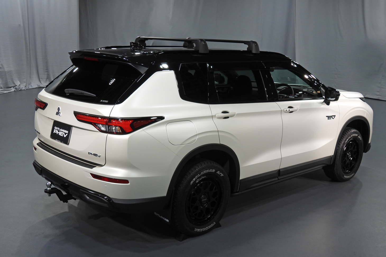 三菱アウトランダーPHEV ACTIVE FIELD（アクティブフィールド） 内装・外装など34枚 【画像・写真】 - webCG