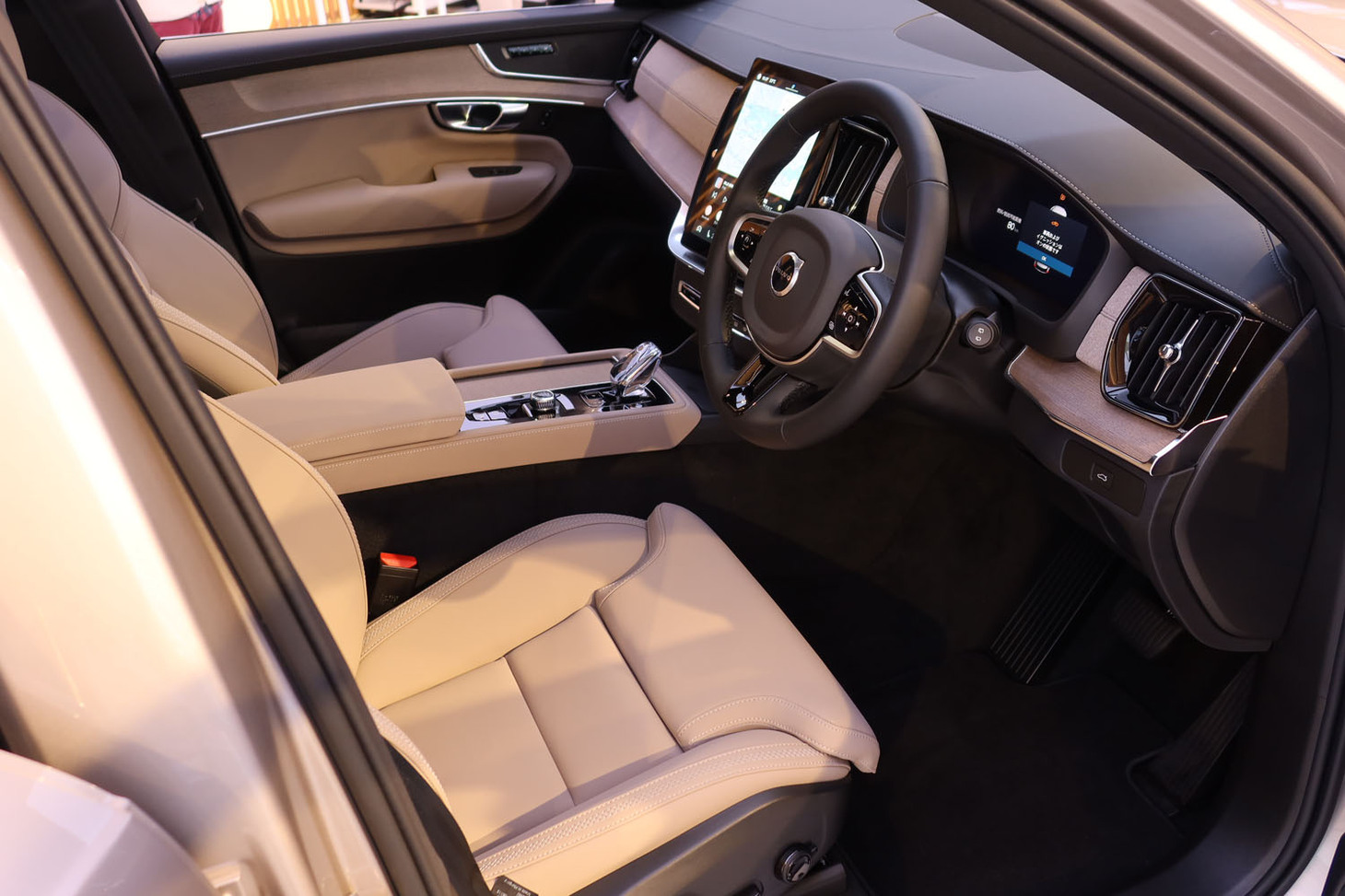 ボルボXC90 T8 AWDプラグインハイブリッド／XC90プラスB5 AWD 内装・外装など44枚 【画像・写真】 - webCG