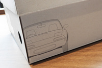 マツダとスピングルが「ロードスター」をモチーフにしたコラボスニーカー「SP-MX5」を発表 【ニュース】 - webCG