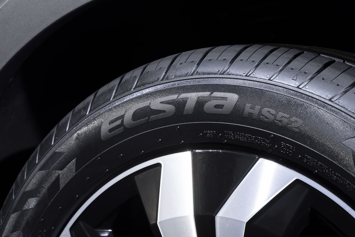 「KUMHO ECSTA HS52」の“ハイバランス”を味わう 【クルマも道も選ばぬ万能タイヤ 「KUMHO ECSTA HS52」を試す＜AD＞】 - webCG