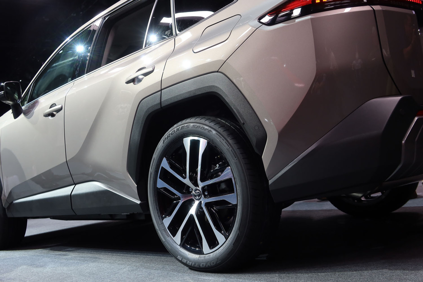 新型「トヨタRAV4」発表会の会場から 内装・外装など68枚 【画像・写真】 - webCG
