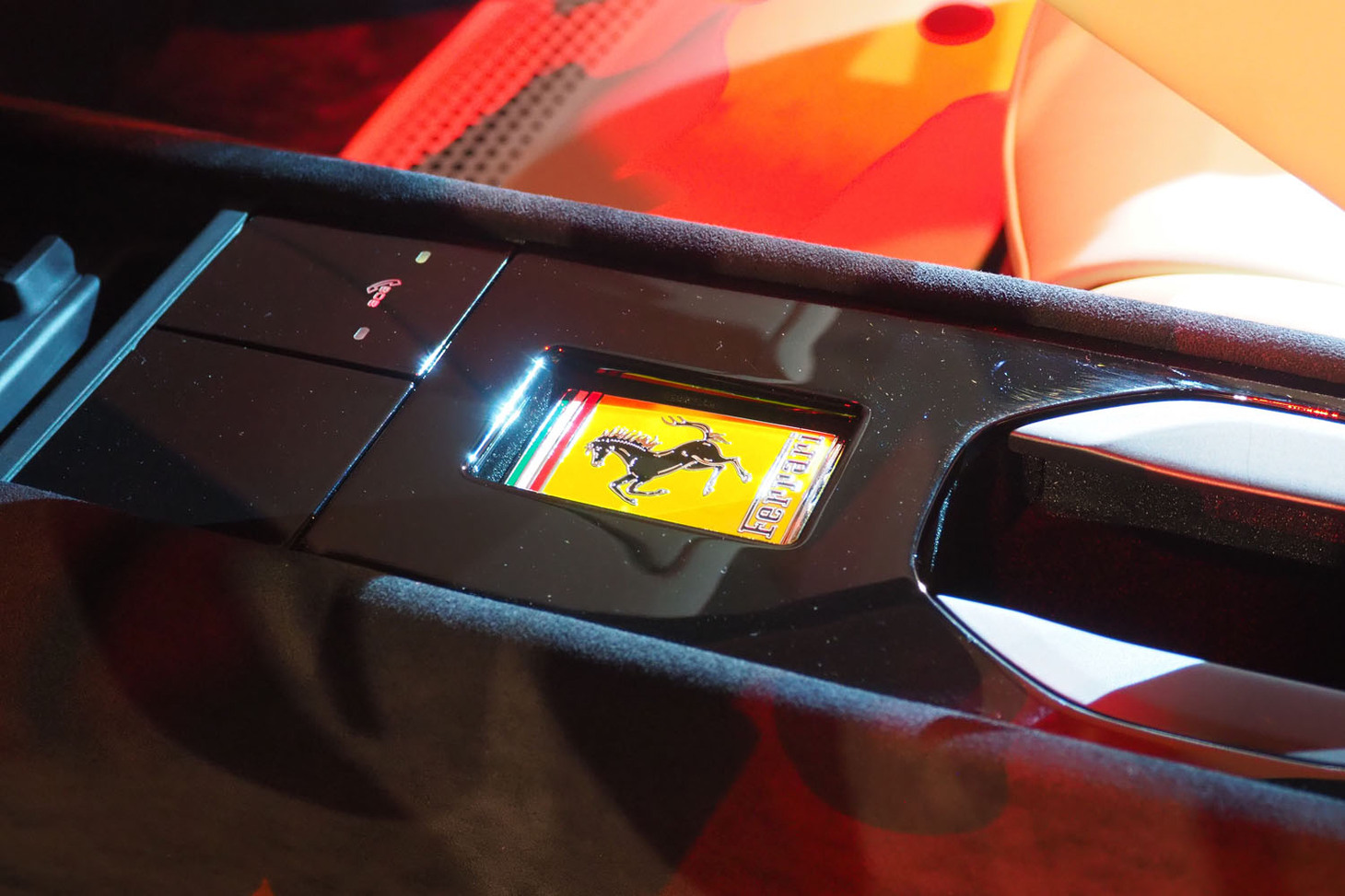 新型「フェラーリ849テスタロッサ」発表イベントの会場から 内装・外装など76枚 【画像・写真】 - webCG