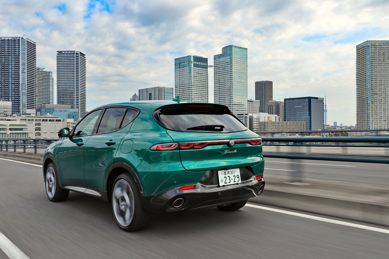 アルファ ロメオ・トナーレ プラグインハイブリッドの真価に触れる 【優雅にして鮮烈 ALFA ROMEO TONALE PLUG-IN HYBRID Q4が示す新世界＜AD＞】 - webCG