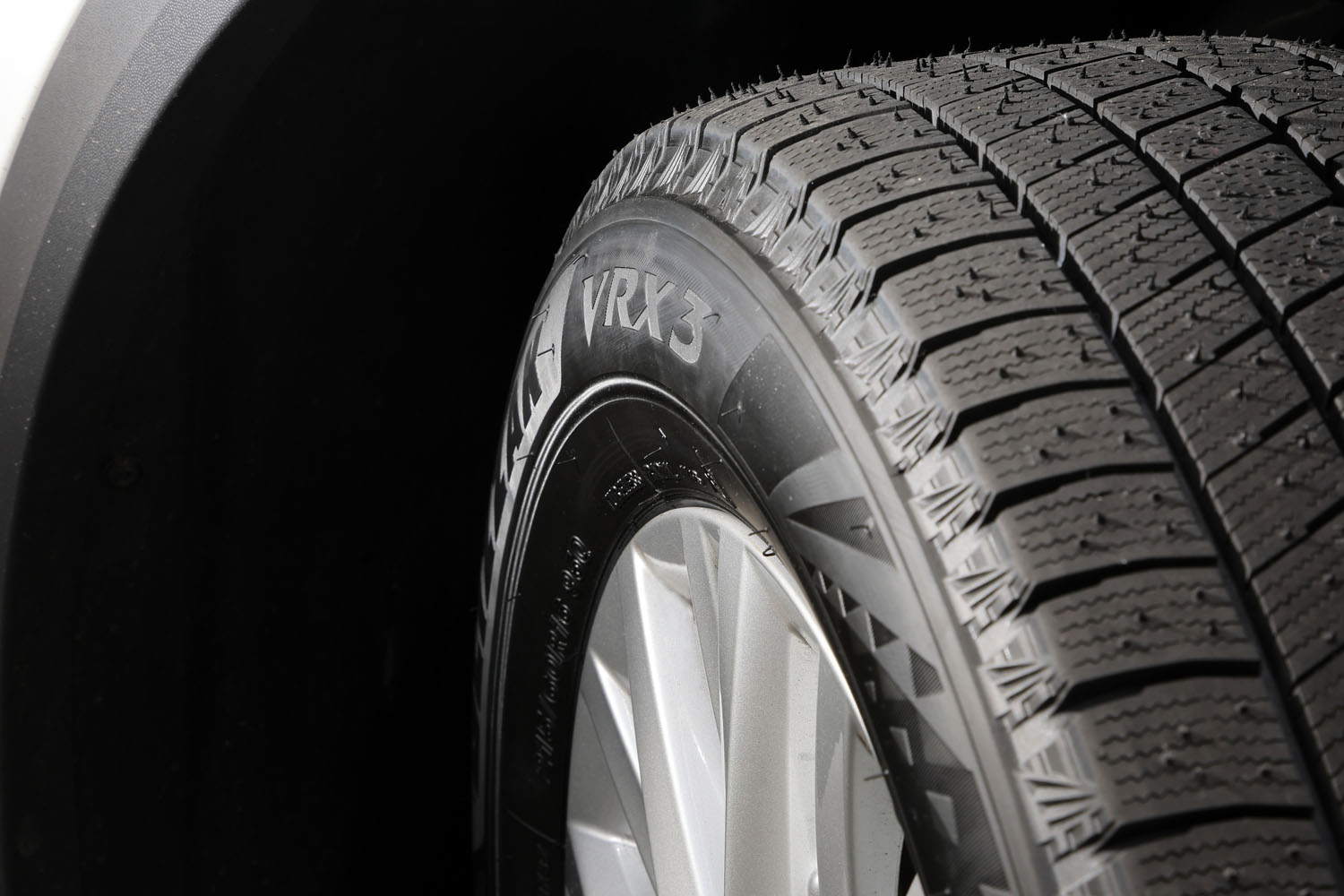触れて実感 走って納得！ BRIDGESTONE BLIZZAK VRX3の真価と実力 【2022-2023 Winter webCGタイヤセレクション＜AD＞】 - webCG