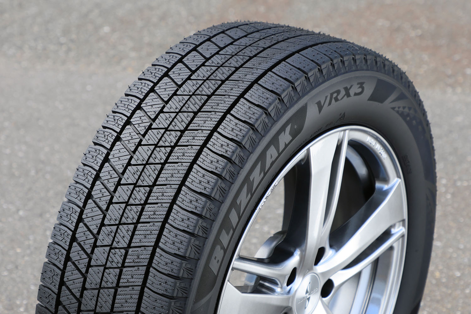 触れて実感 走って納得！ BRIDGESTONE BLIZZAK VRX3の真価と実力 【2022-2023 Winter webCGタイヤセレクション＜AD＞】 - webCG