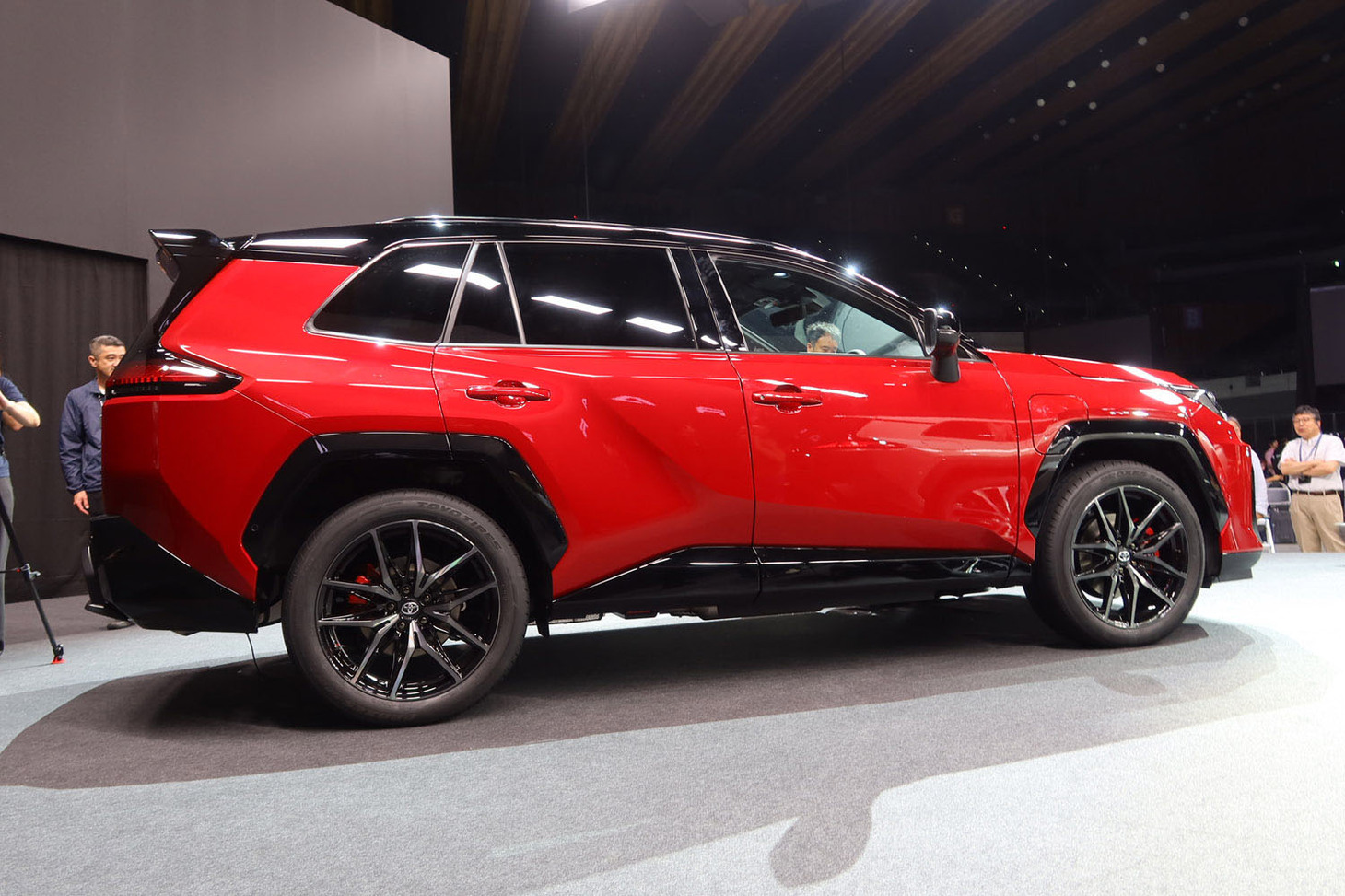新型「トヨタRAV4」発表会の会場から 内装・外装など68枚 【画像・写真】 - webCG