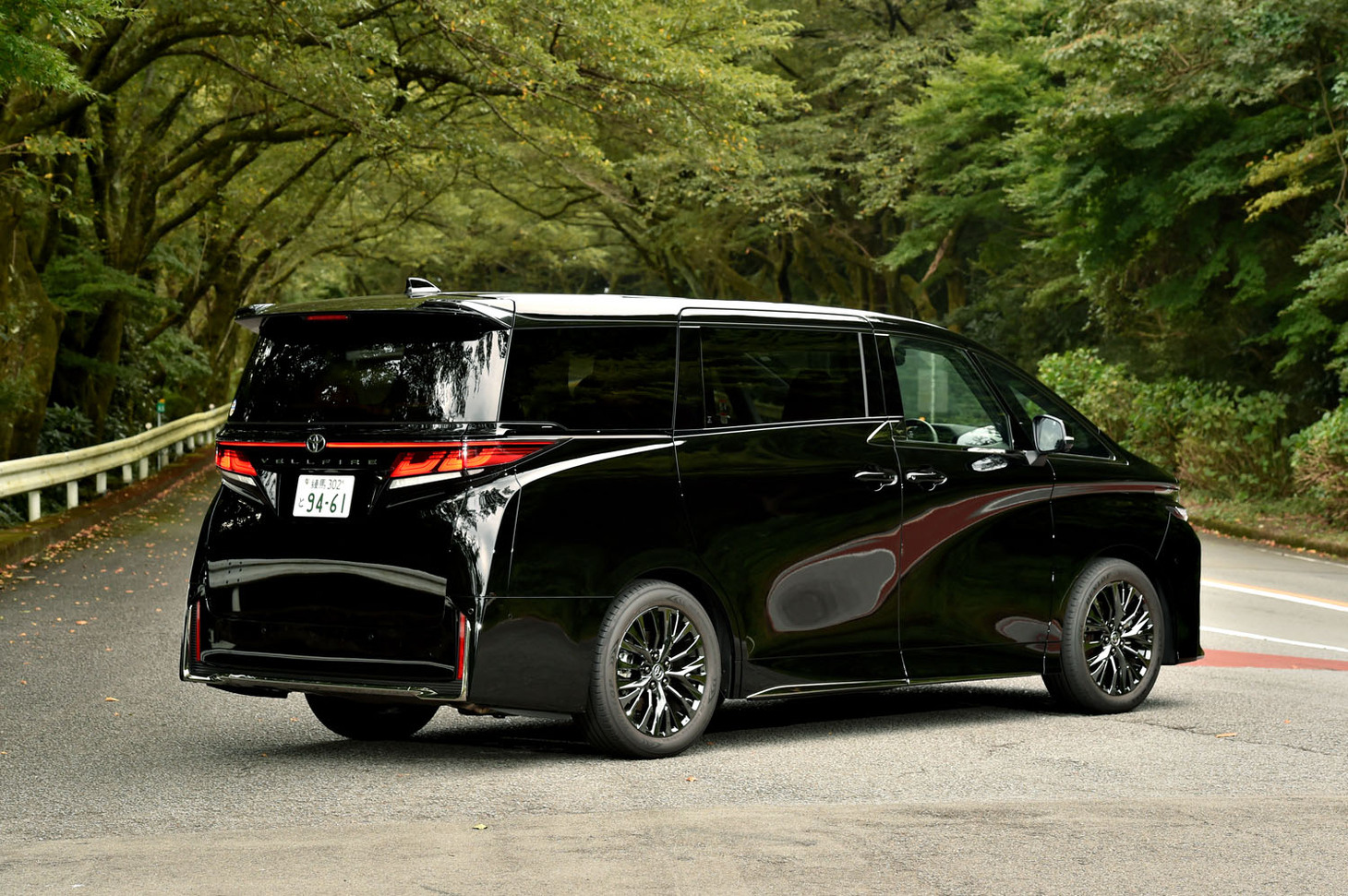 谷口信輝の新車試乗――トヨタ・ヴェルファイアZプレミア編 の画像4枚 - webCG