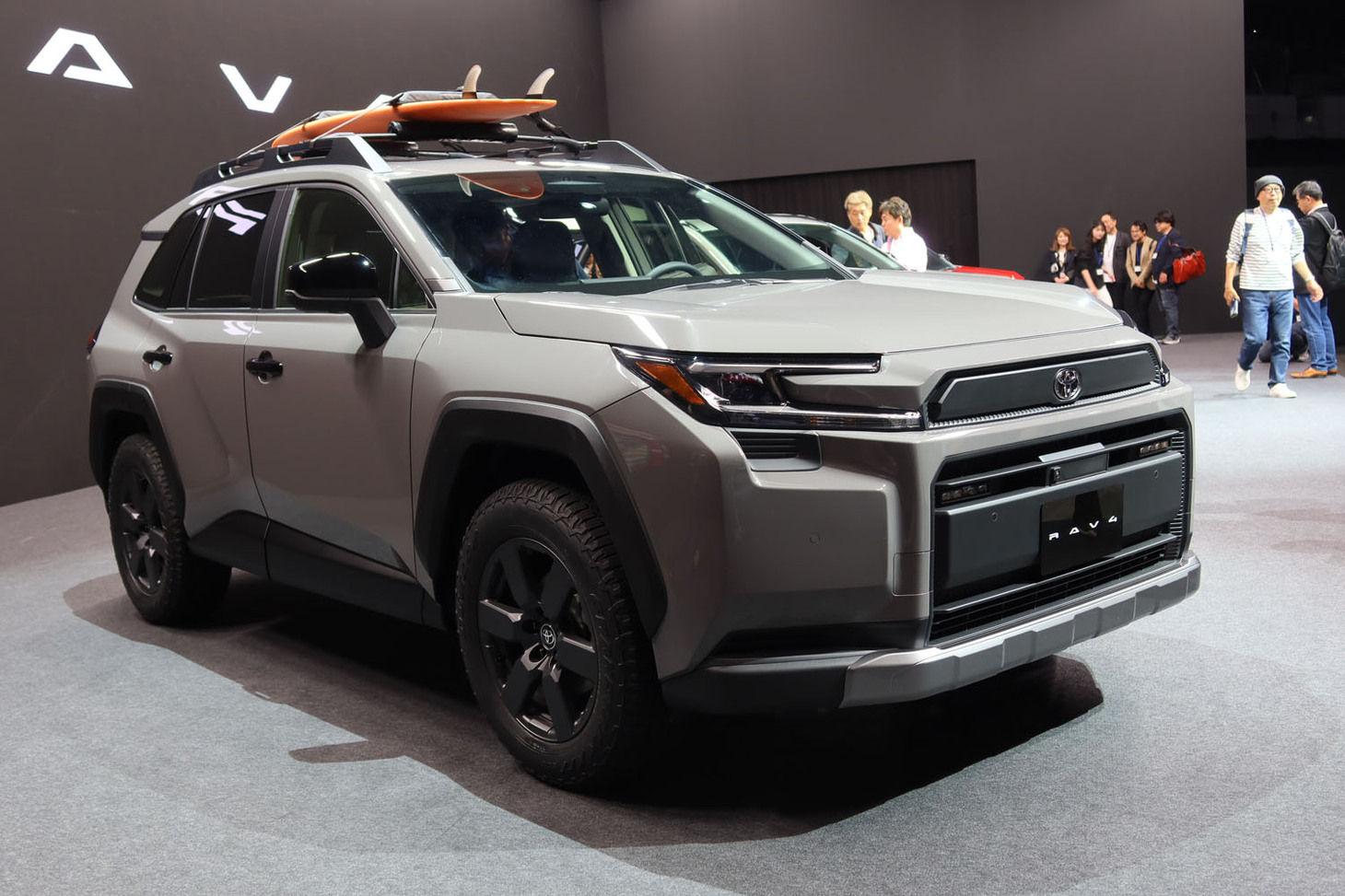 新型「トヨタRAV4」発表会の会場から 内装・外装など68枚 【画像・写真】 - webCG