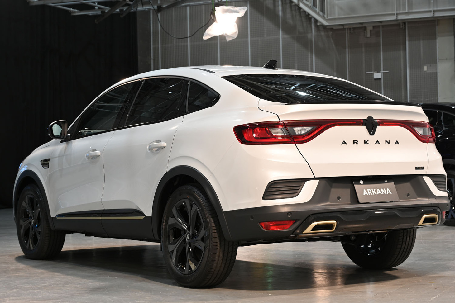 「ルノー・アルカナ」の期待の新グレード「E-TECHエンジニアード」を写真で見る 内装・外装など23枚 【画像・写真】 - webCG