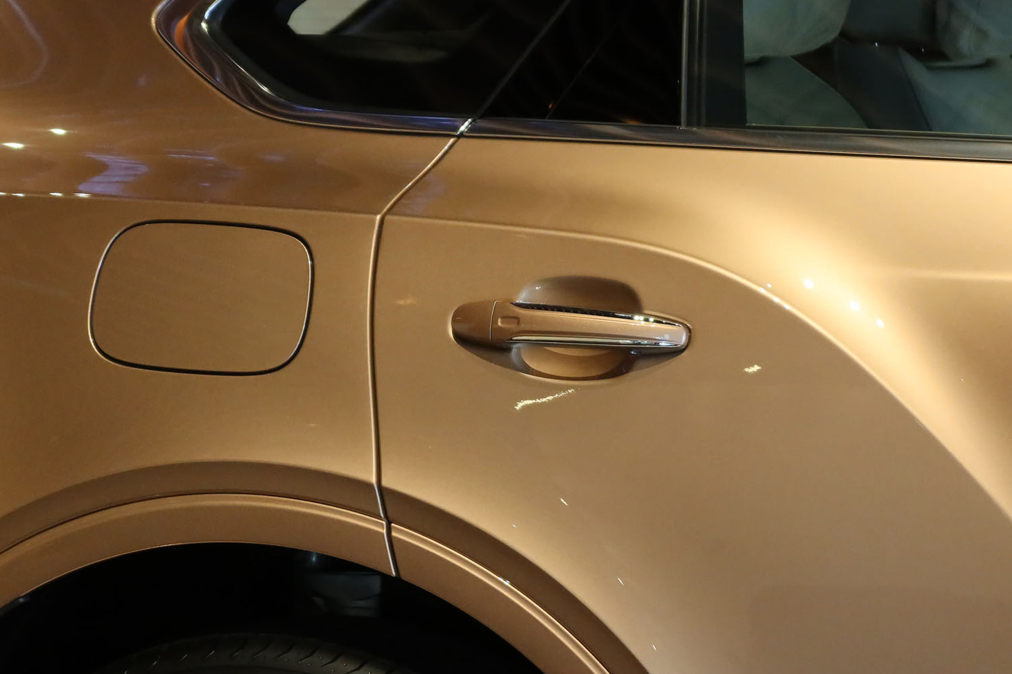 ベントレー・ベンテイガEWBアズール ファーストエディション 内装・外装など65枚 【画像・写真】 - webCG