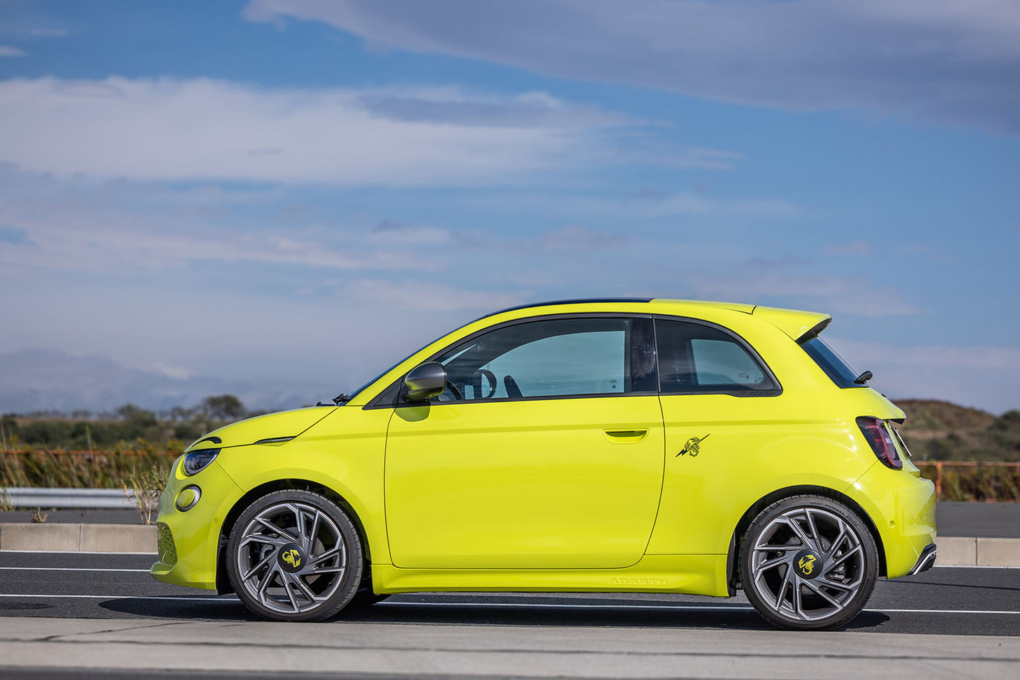 アバルト500eツーリスモ ハッチバック（FWD）【試乗記】 の画像21枚 - webCG