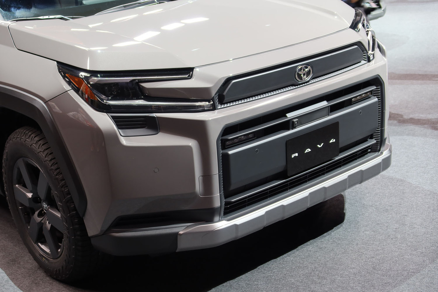 新型「トヨタRAV4」発表会の会場から 内装・外装など68枚 【画像・写真】 - webCG