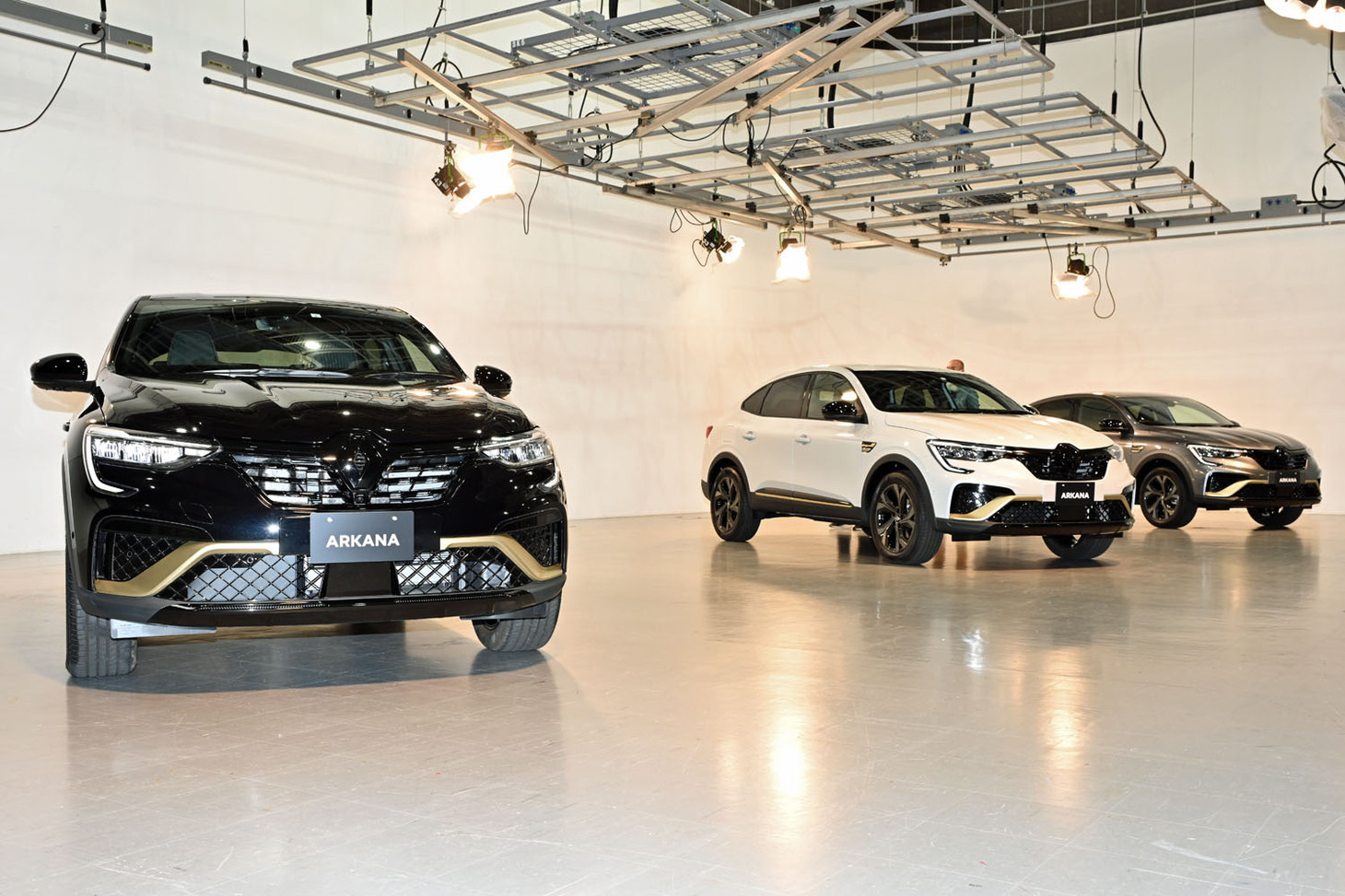 「ルノー・アルカナ」の期待の新グレード「E-TECHエンジニアード」を写真で見る 内装・外装など23枚 【画像・写真】 - webCG