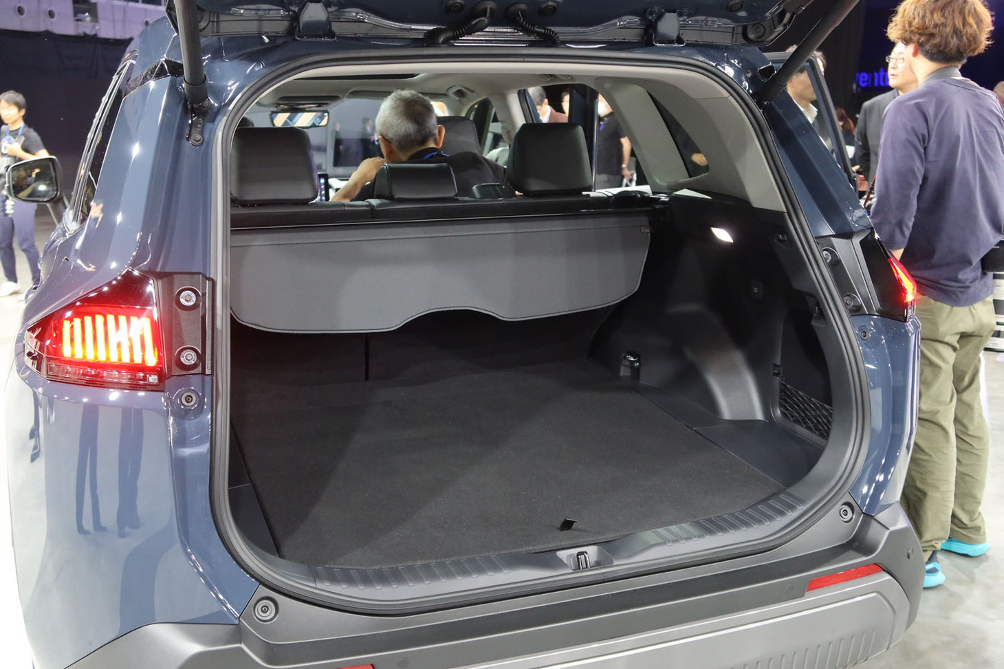 新型「トヨタRAV4」発表会の会場から 内装・外装など68枚 【画像・写真】 - webCG