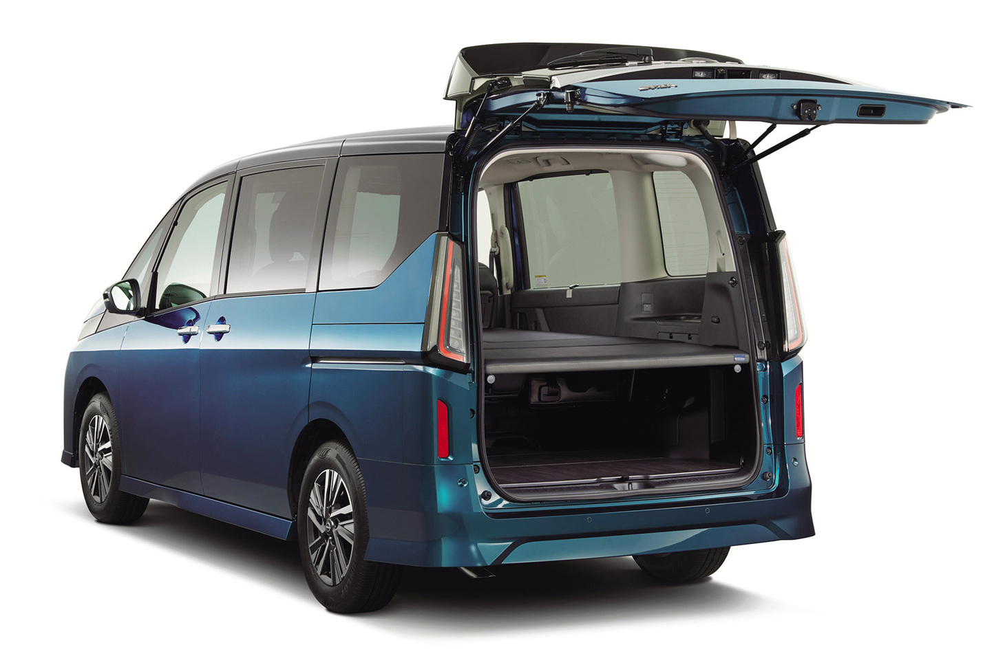 「日産セレナ」の「e-POWER」車に4WDモデル「e-4ORCE」が登場 【ニュース】 の画像4枚 - webCG