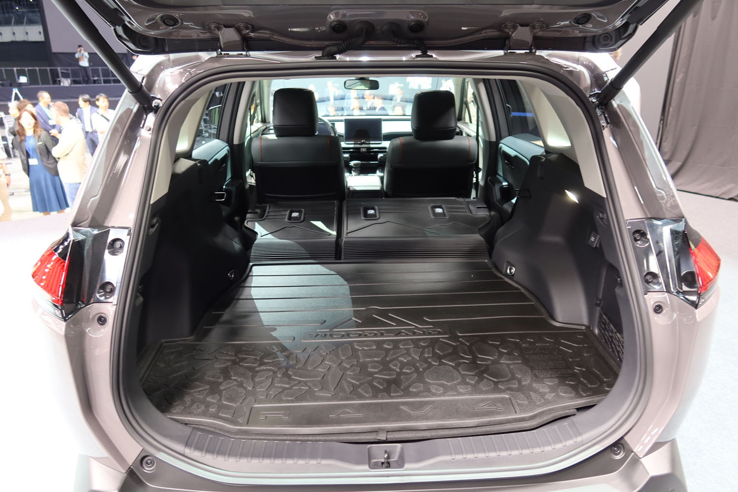 新型「トヨタRAV4」発表会の会場から 内装・外装など68枚 【画像・写真】 - webCG