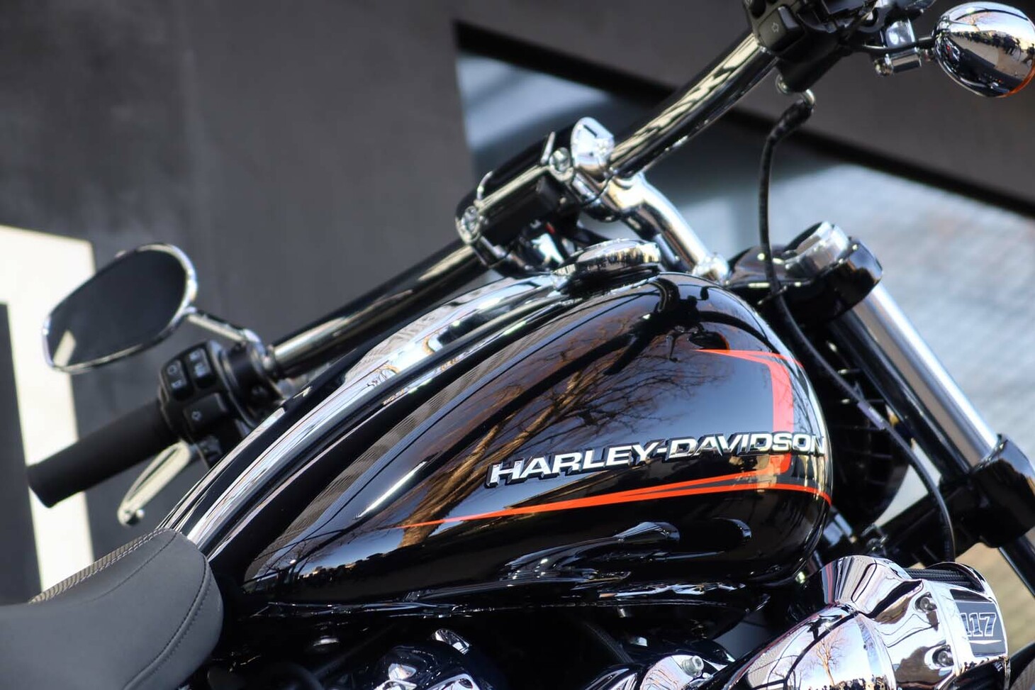 タレントの魔裟斗も大興奮！ 新型「ハーレーダビッドソン・ブレイクアウト」披露会の会場から 内装・外装など29枚 【画像・写真】 - webCG