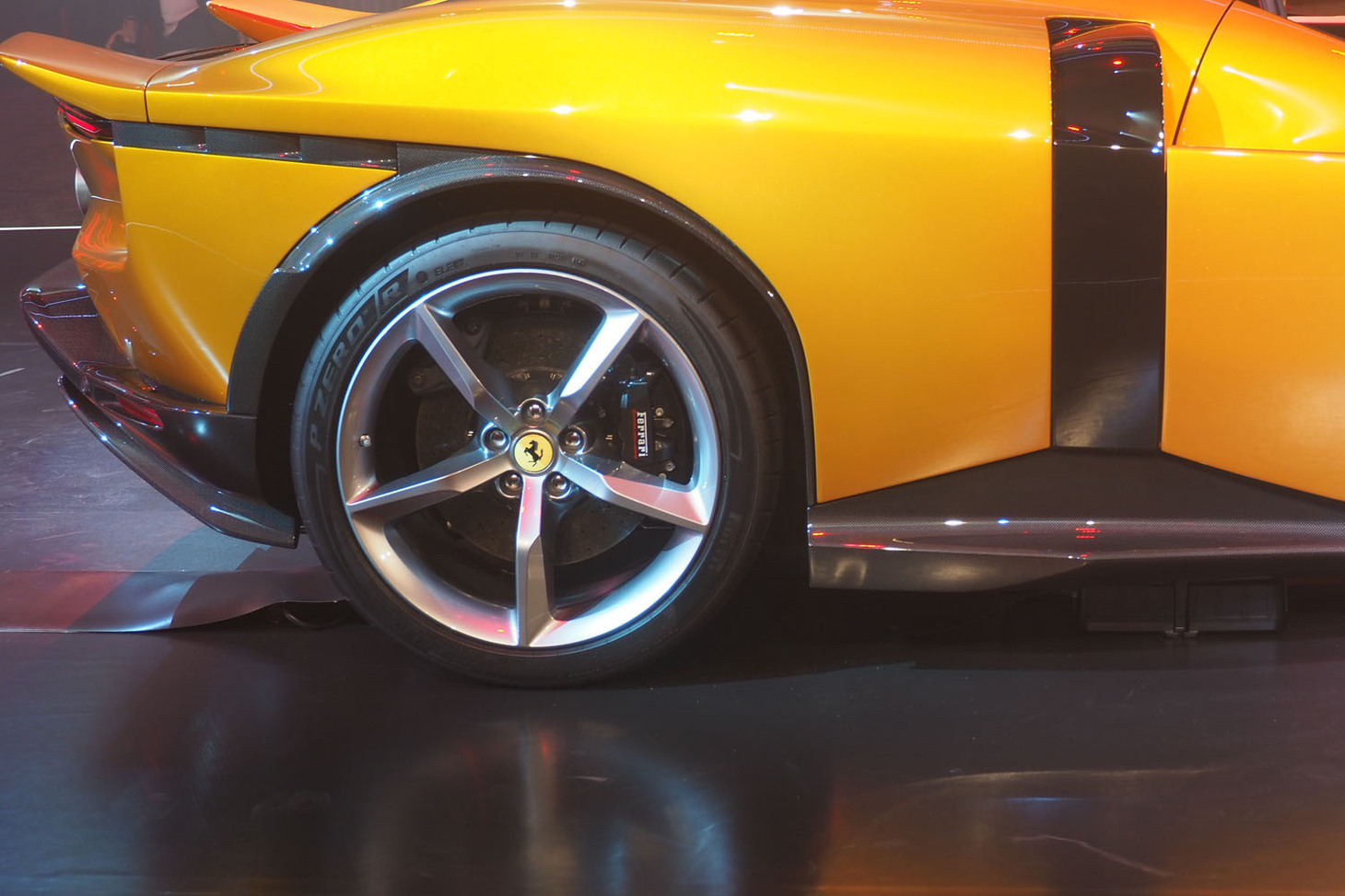 新型「フェラーリ849テスタロッサ」発表イベントの会場から 内装・外装など76枚 【画像・写真】 - webCG