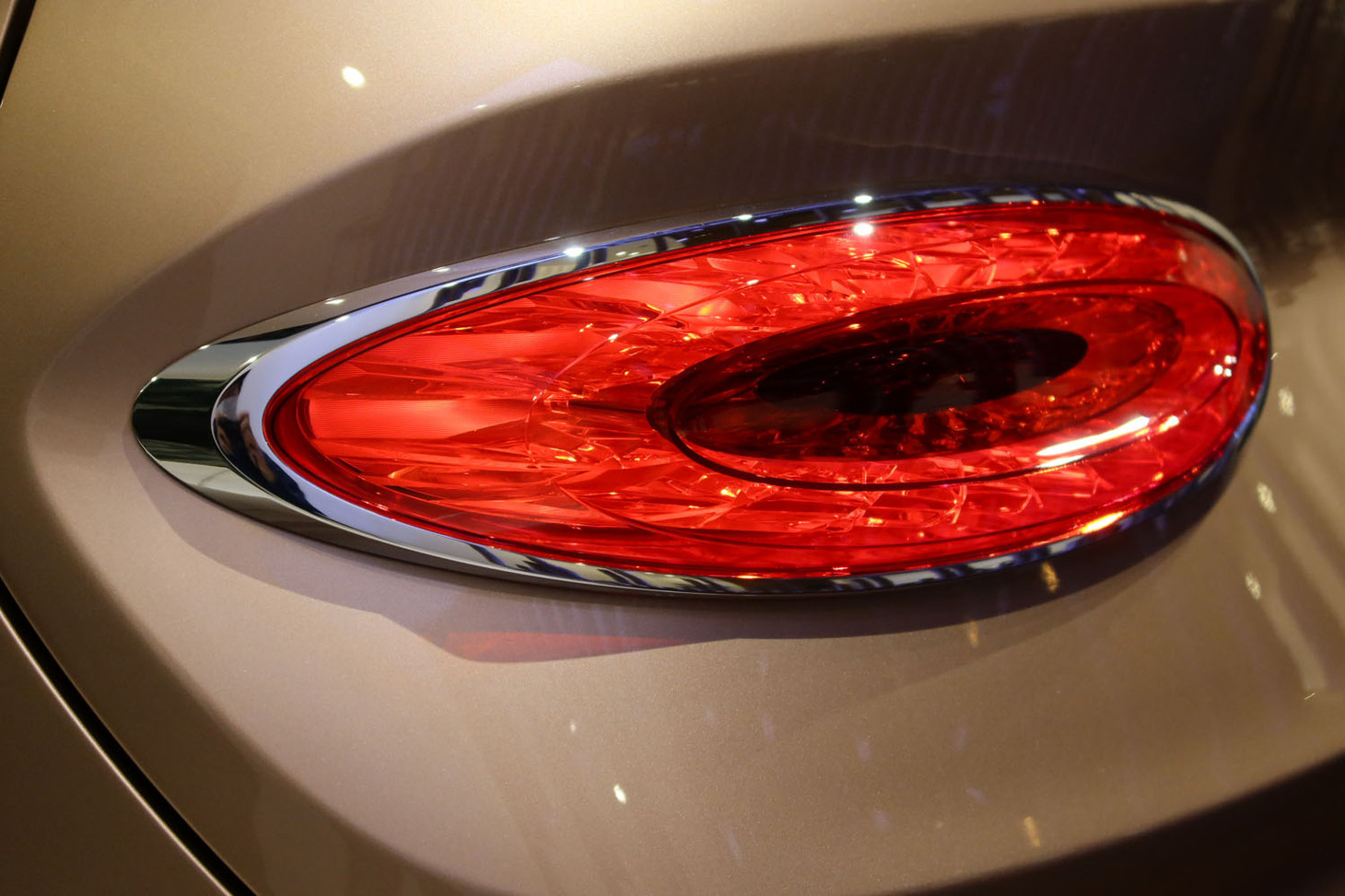 ベントレー・ベンテイガEWBアズール ファーストエディション 内装・外装など65枚 【画像・写真】 - webCG