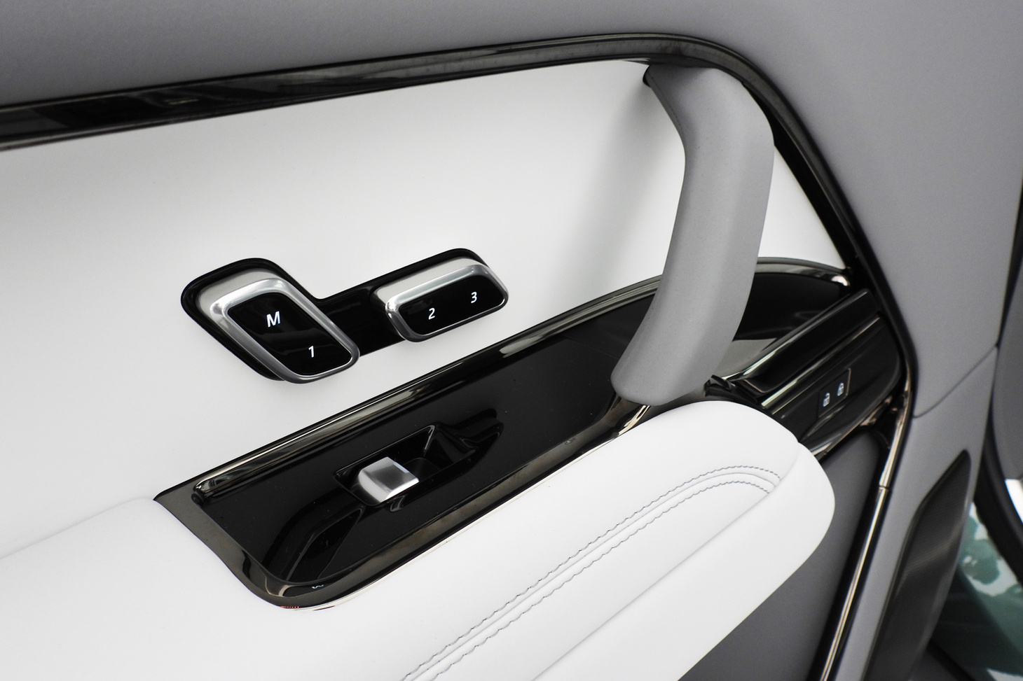 レンジローバーSVビスポーク バルモラルエディション 内装・外装など45枚 【画像・写真】 - webCG