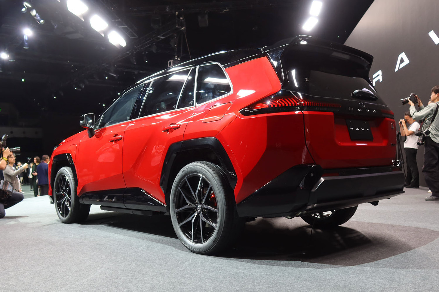 新型「トヨタRAV4」発表会の会場から 内装・外装など68枚 【画像・写真】 - webCG