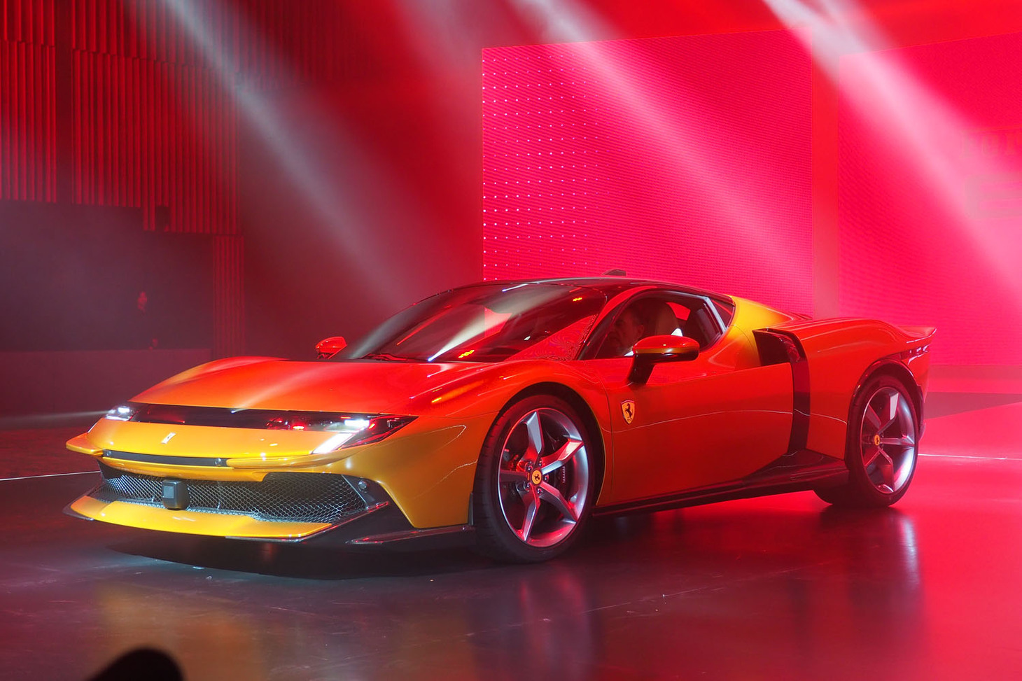 新型「フェラーリ849テスタロッサ」発表イベントの会場から 内装・外装など76枚 【画像・写真】 - webCG