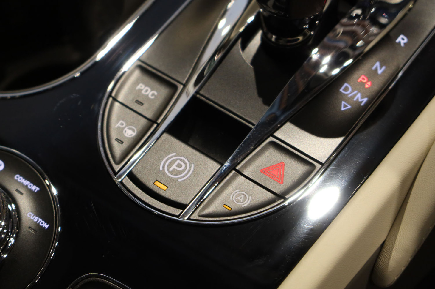 ベントレー・ベンテイガEWBアズール ファーストエディション 内装・外装など65枚 【画像・写真】 - webCG