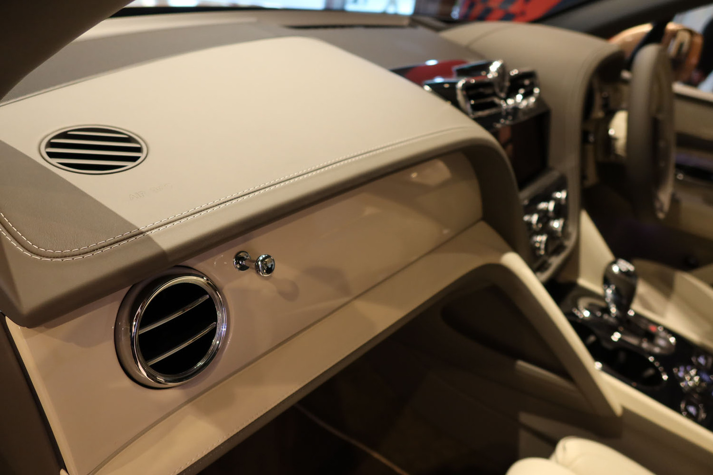 ベントレー・ベンテイガEWBアズール ファーストエディション 内装・外装など65枚 【画像・写真】 - webCG