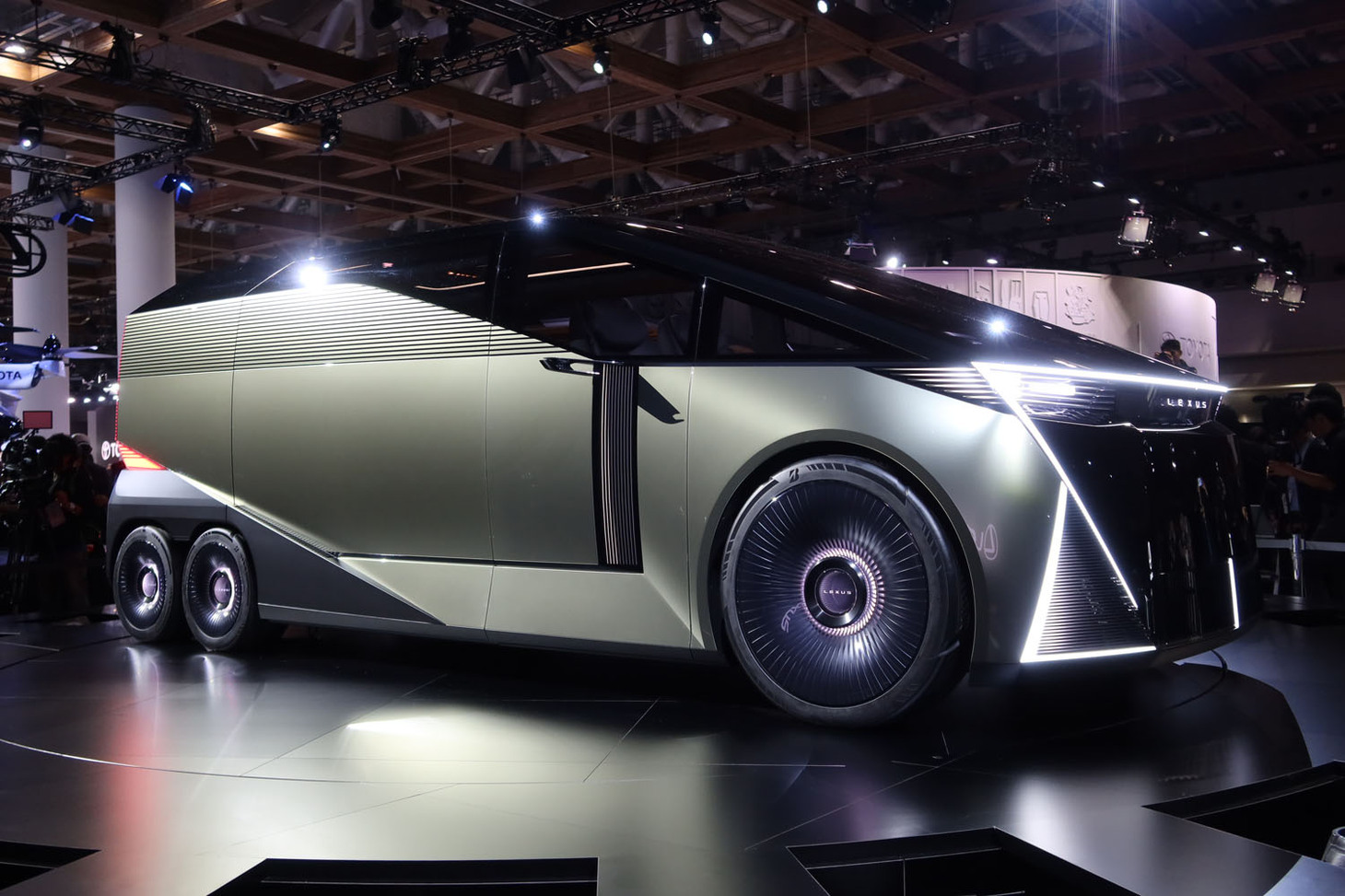 「レクサスLSコンセプト」にはなぜタイヤが6つ必要なのか の画像6枚 - webCG