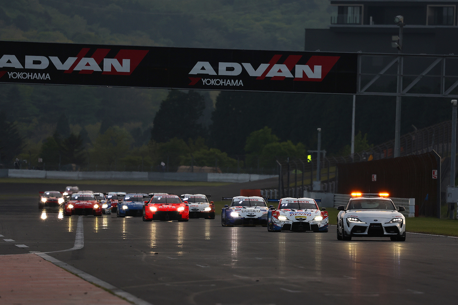 波乱のSUPER GT第2戦でNo.8 ARTA NSX-GTがシーズン初勝利 【ニュース】 の画像3枚 - webCG