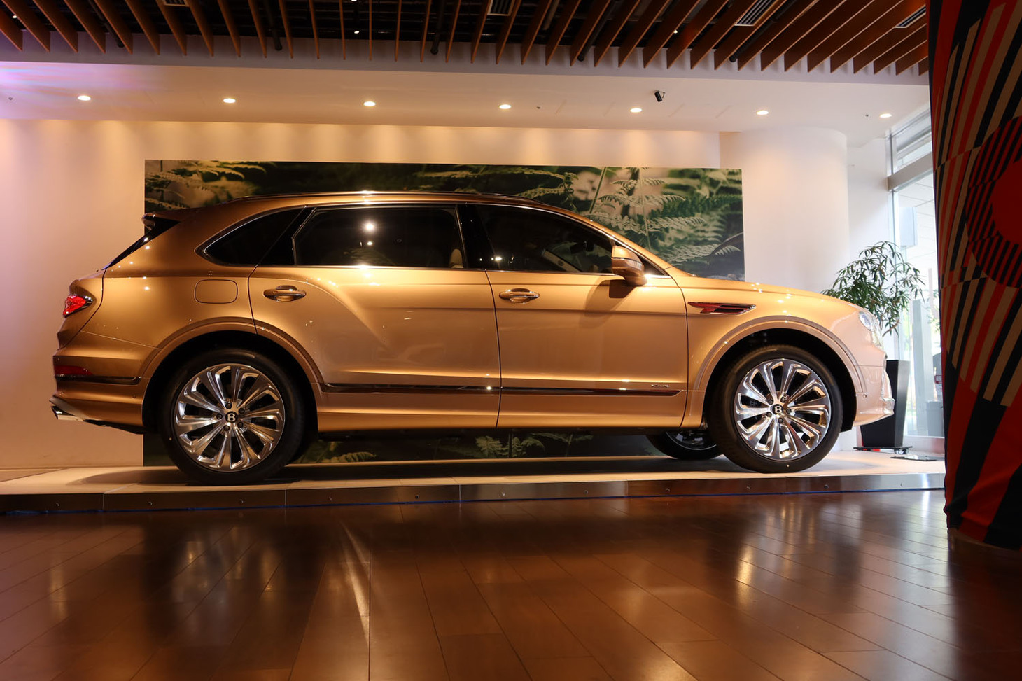 ベントレー・ベンテイガEWBアズール ファーストエディション 内装・外装など65枚 【画像・写真】 - webCG