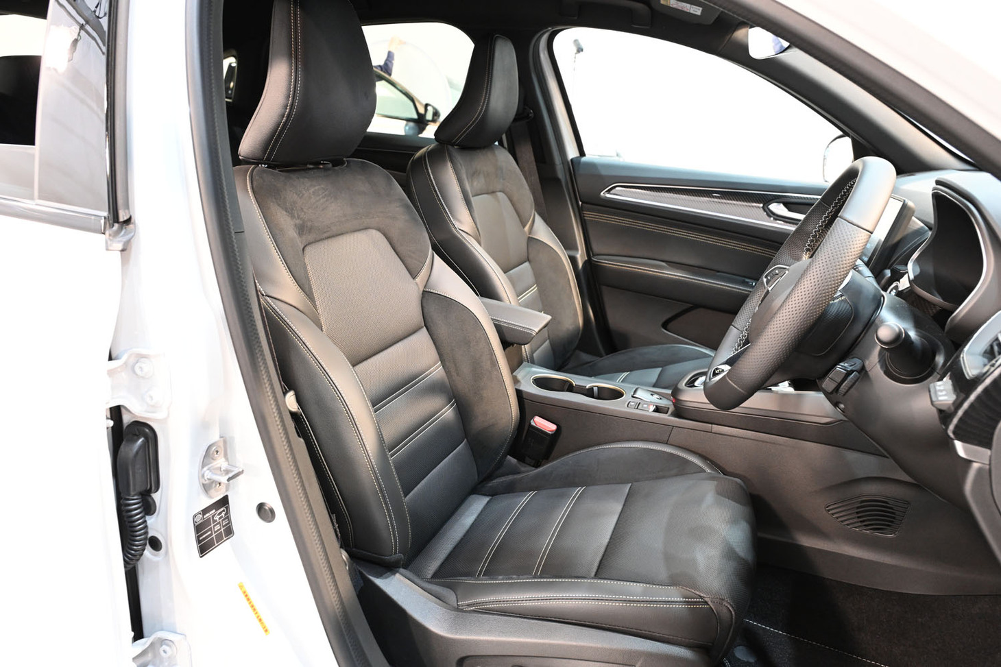 「ルノー・アルカナ」の期待の新グレード「E-TECHエンジニアード」を写真で見る 内装・外装など23枚 【画像・写真】 - webCG