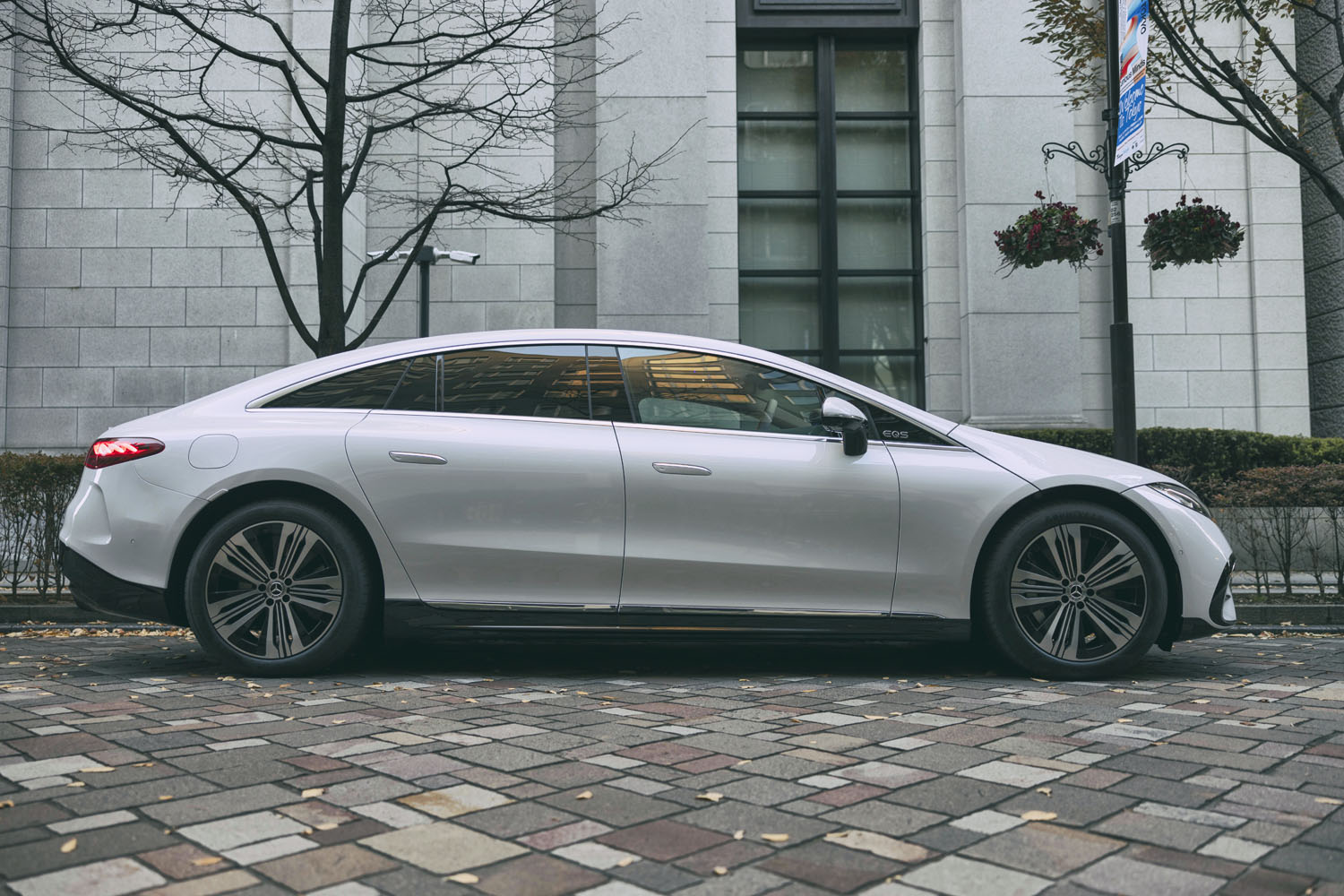 新しい「メルセデス・ベンツ EQS」で真のラグジュアリーを堪能する 【メルセデスの高級サルーン EQSに乗るということ＜AD＞】 - webCG