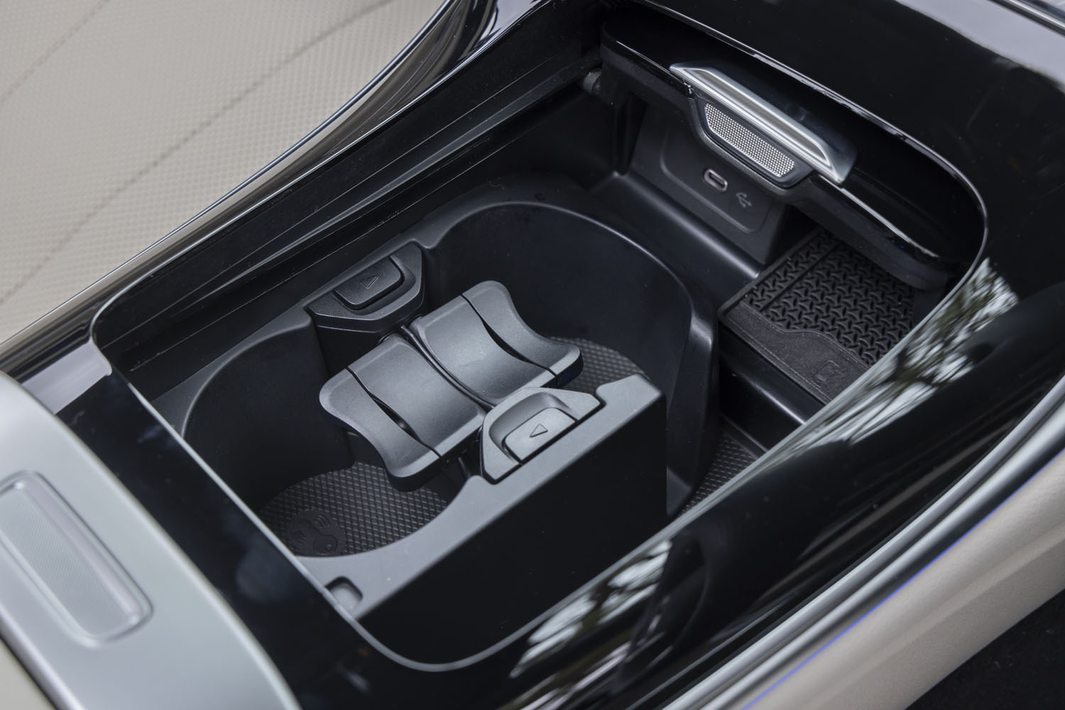 メルセデス・ベンツCLE クーペで至高のドライビングプレジャーを味わう 【メルセデス流“王道のクーペ”がかなえる世界＜AD＞】 - webCG