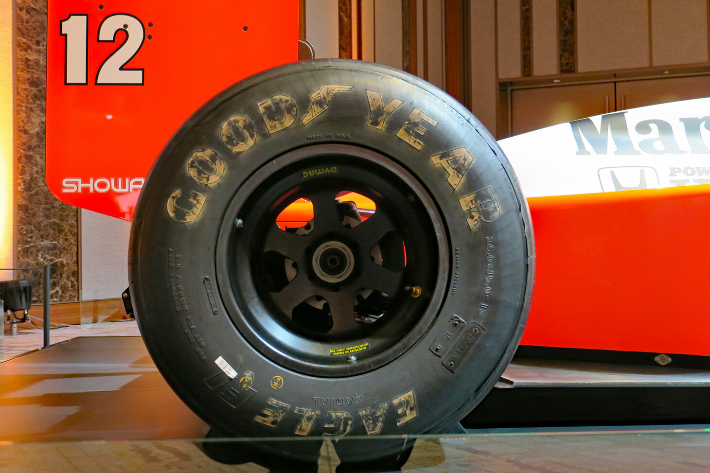 マクラーレン創立60周年記念展示の会場より（マクラーレンMP4/4、MP4/5B） ビジュアル40枚 【画像・写真】 - webCG