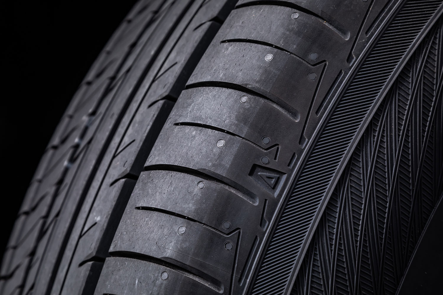 YOKOHAMA ADVAN dB V552でピュアEVの走りが際立つ 【2023 Spring webCGタイヤセレクション＜AD＞】 - webCG