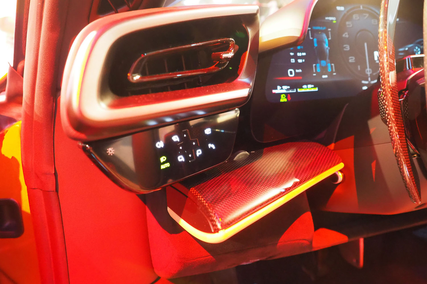 新型「フェラーリ849テスタロッサ」発表イベントの会場から 内装・外装など76枚 【画像・写真】 - webCG