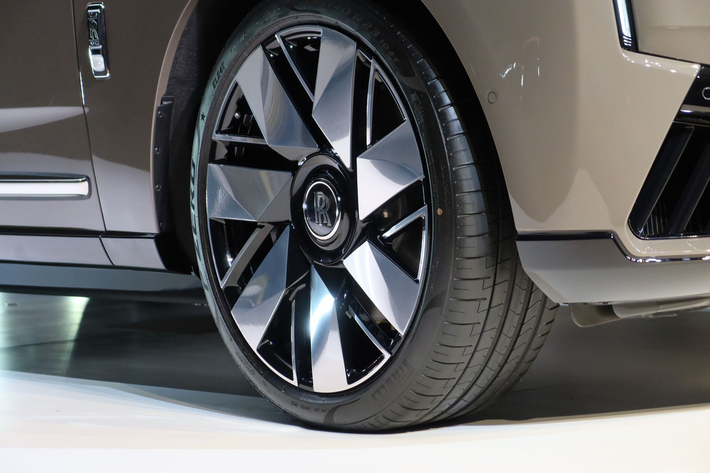 ロールス・ロイス・カリナン シリーズII 内装・外装など50枚 【画像・写真】 - webCG