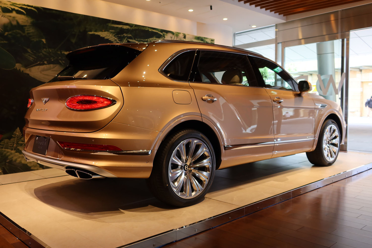 ベントレー・ベンテイガEWBアズール ファーストエディション 内装・外装など65枚 【画像・写真】 - webCG