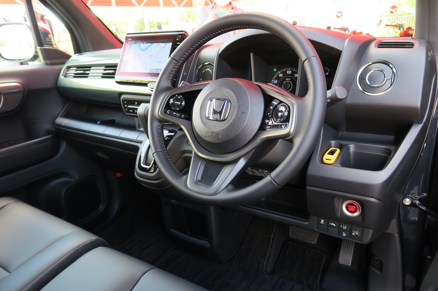 ホンダN-WGN Lスタイル＋ ビター／N-WGNカスタムL・ターボ／N-WGN L 内装・外装など48枚 【画像・写真】 - webCG