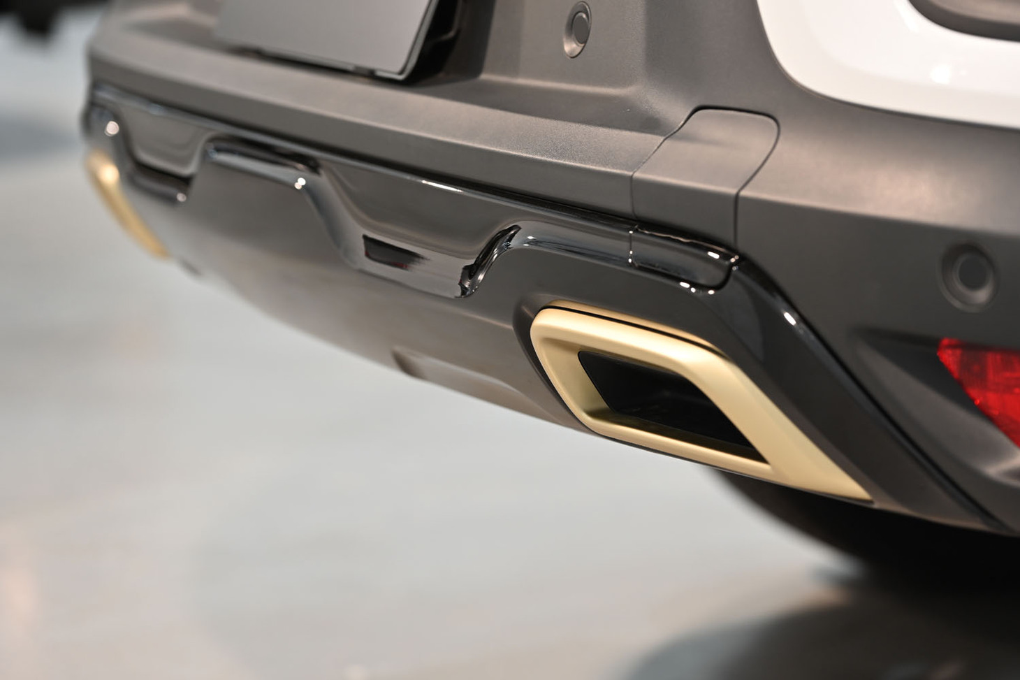 「ルノー・アルカナ」の期待の新グレード「E-TECHエンジニアード」を写真で見る 内装・外装など23枚 【画像・写真】 - webCG