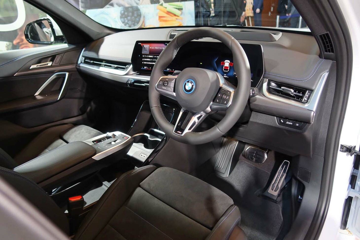 BMWの新たなフル電動SUV「iX1」発表会の会場から 内装・外装など44枚 【画像・写真】 - webCG
